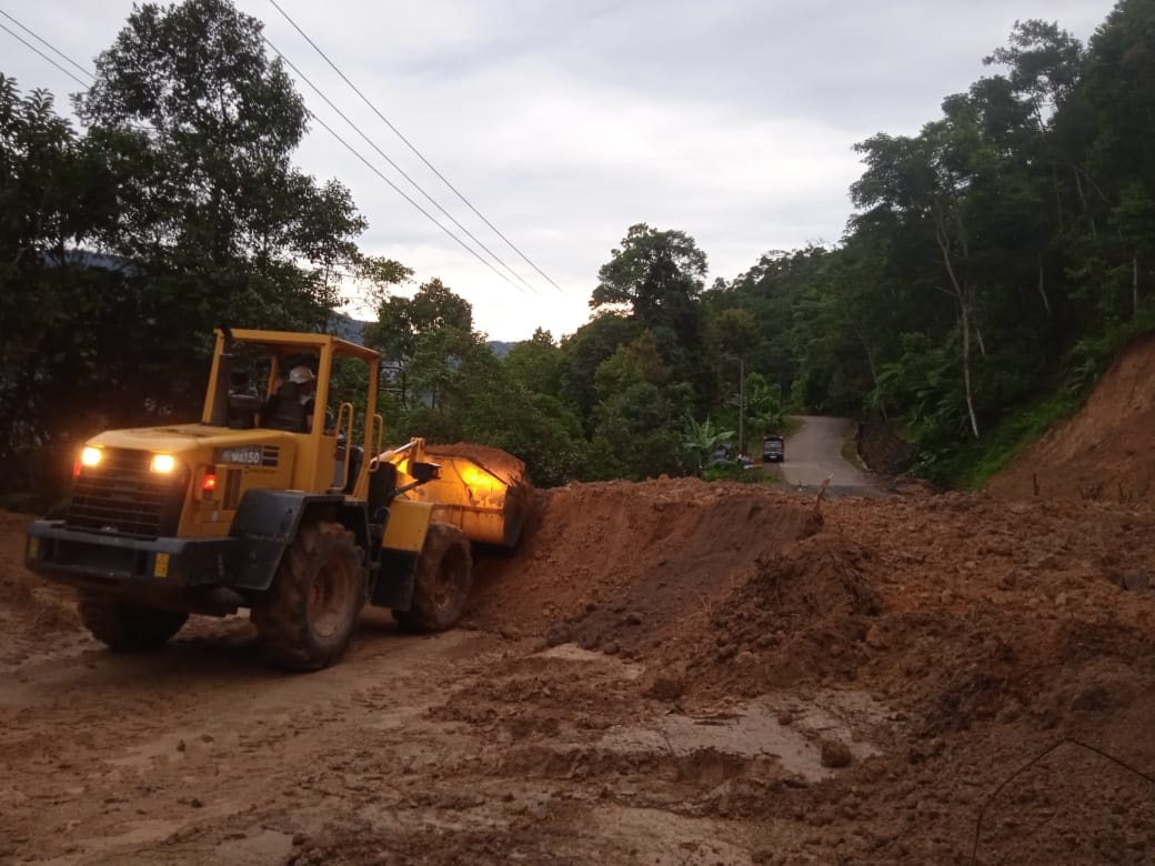 Jalan Menuju Kawasan Wisata Citorek Tertimbun Longsor - bantenraya.co