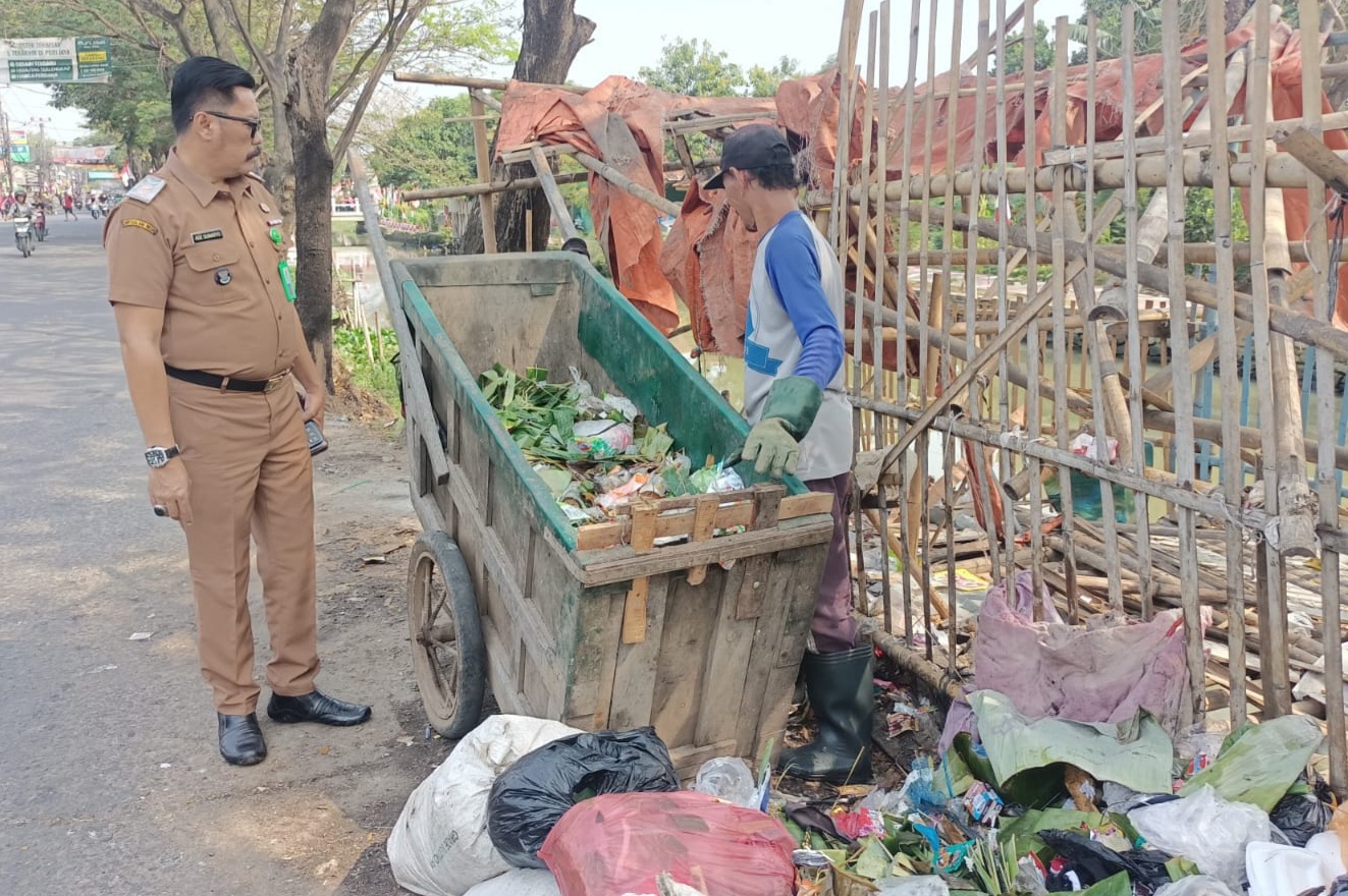 Turun Langsung, Lurah Kutabumi Minta Warga Tak Buang Sampah di Jalan ...